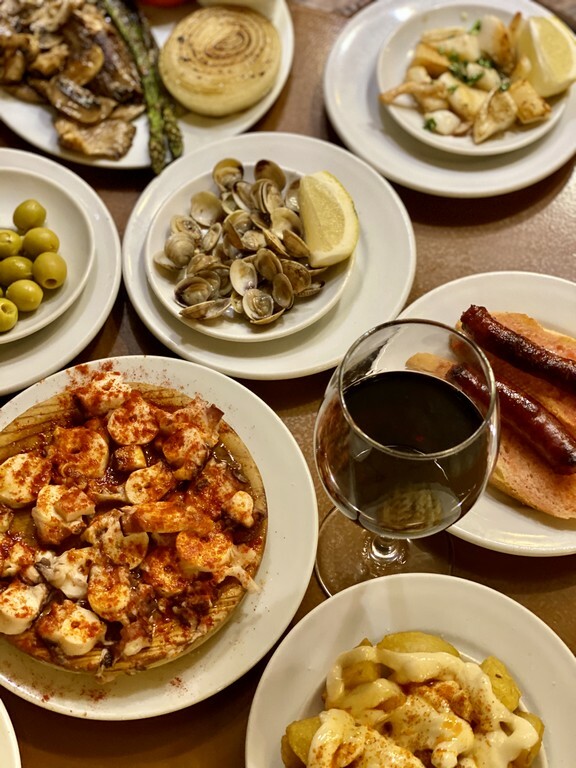 Tapas buenas y baratas en el restaurante La Esquinica en Barcelona