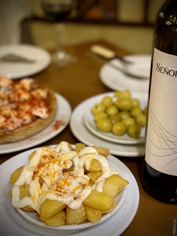 Tapas buenas y baratas en el restaurante La Esquinica en Barcelona